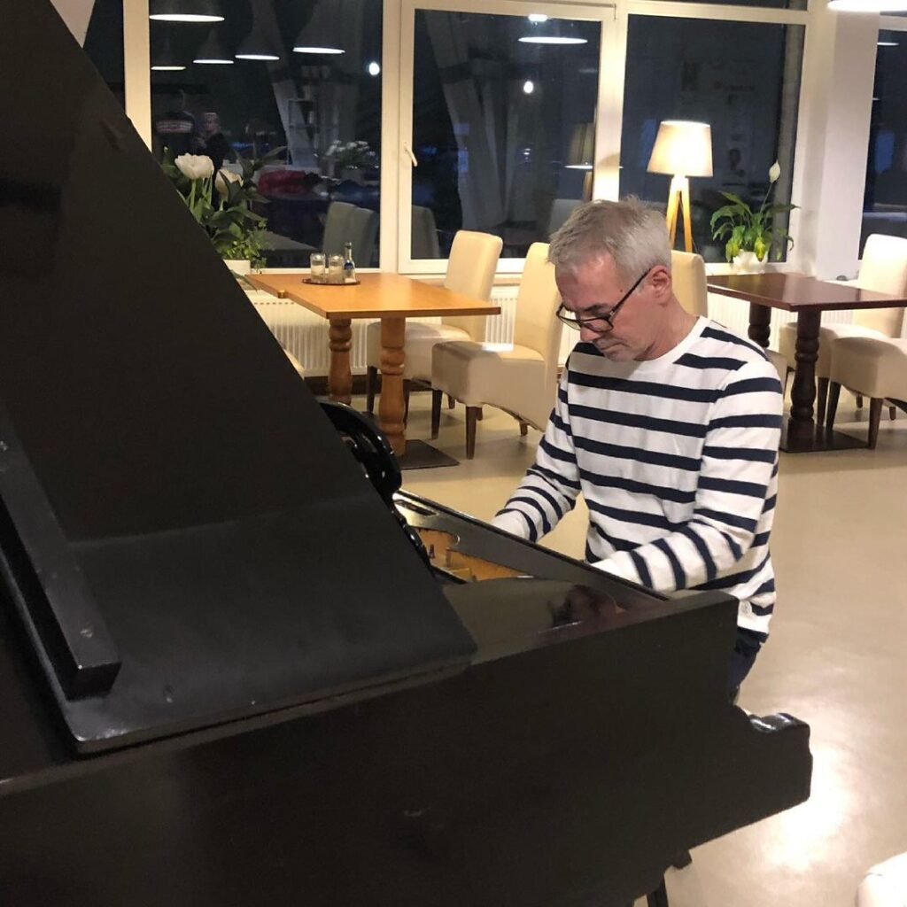 Nie mogli uwierzyć: Robert Janowski śpiewa disco-polo! (VIDEO ...