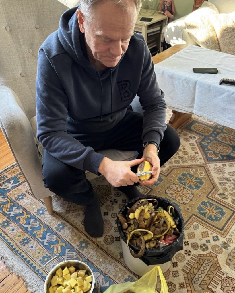 Donald Tusk obiera ziemniaki! "Zajęcie na miarę twoich kompetencji ...